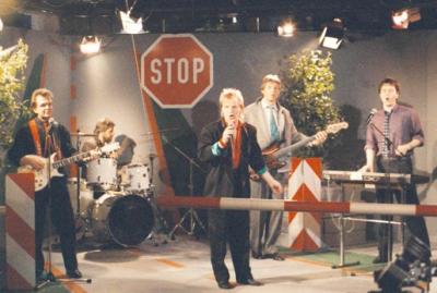 Текст песни Walking in the rain, слова песни