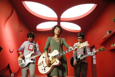 Текст песни Kiss me, hold me, слова песни